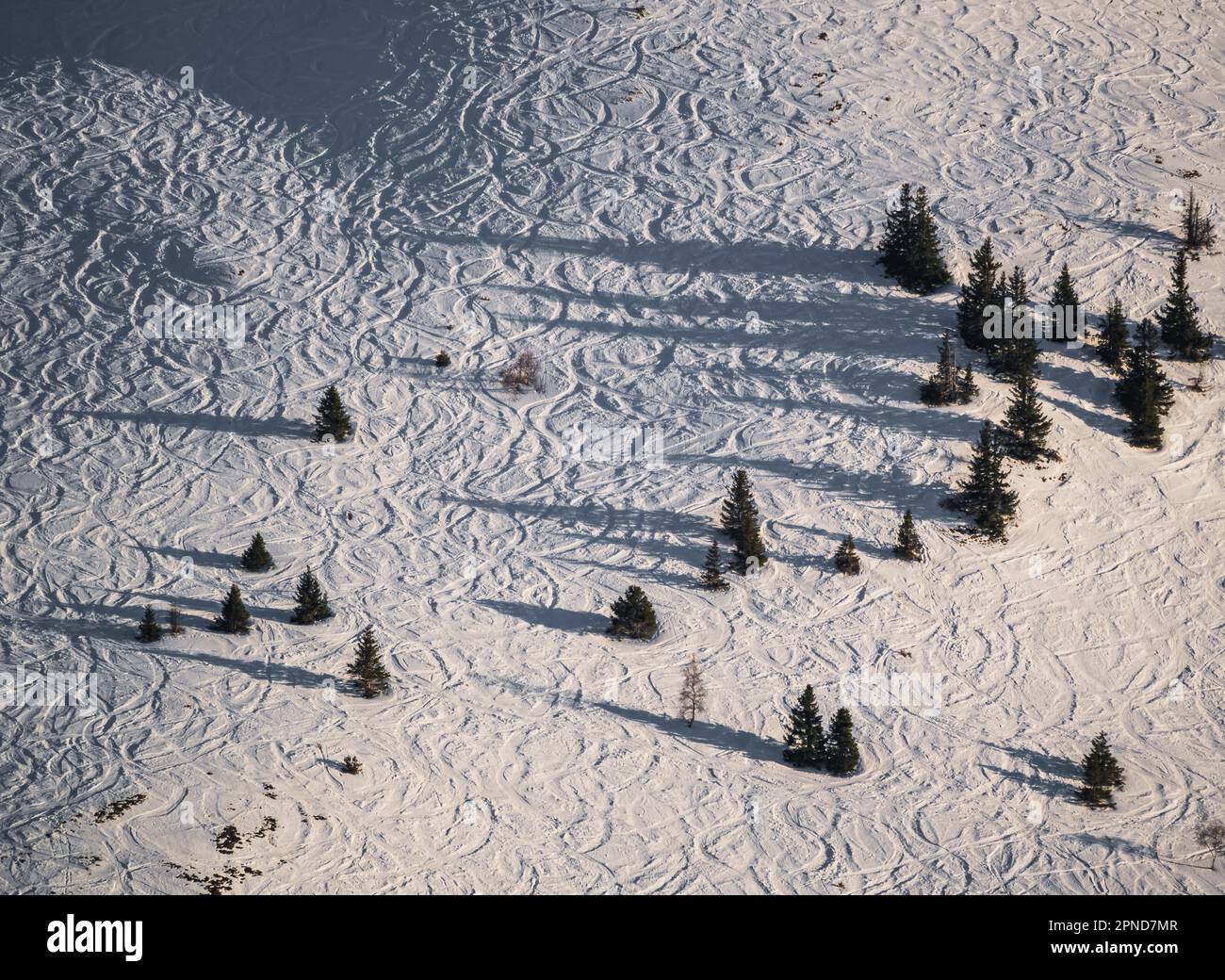 Pistes de slalom dans la neige sur un flanc de montagne dans la station ...