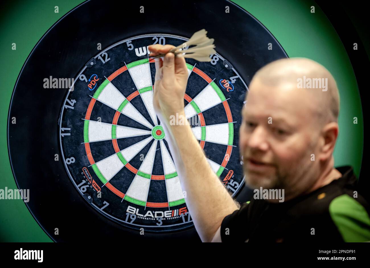 DELFT - Raymond van Barneveld lors d'un test d'un nouveau dart ...