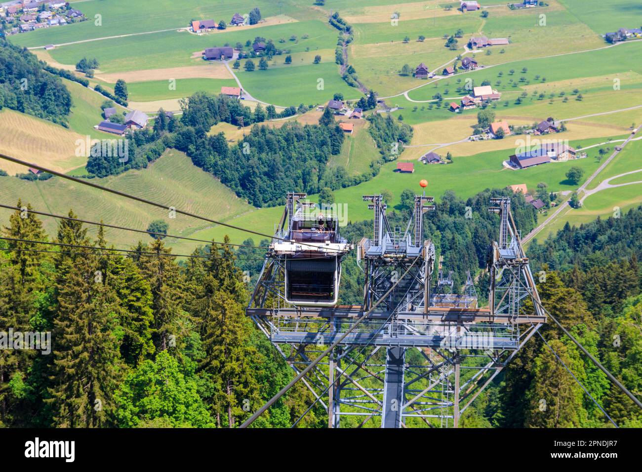 Télécabine du téléphérique de Stanserhorn cabrio à la montagne de ...
