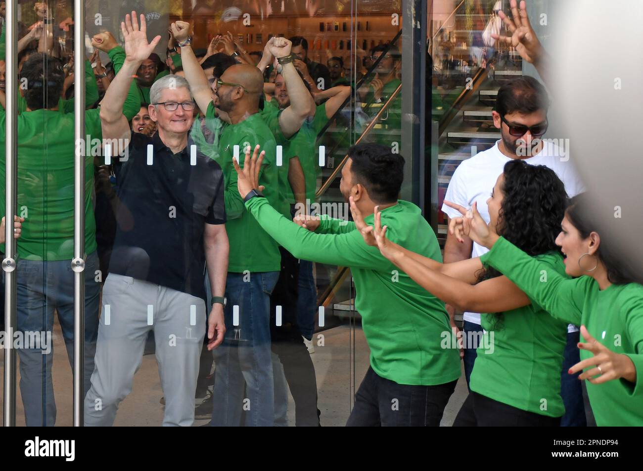 Mumbai, Inde. 18th avril 2023. Tim Cook, PDG d'Apple, se dirige vers ...