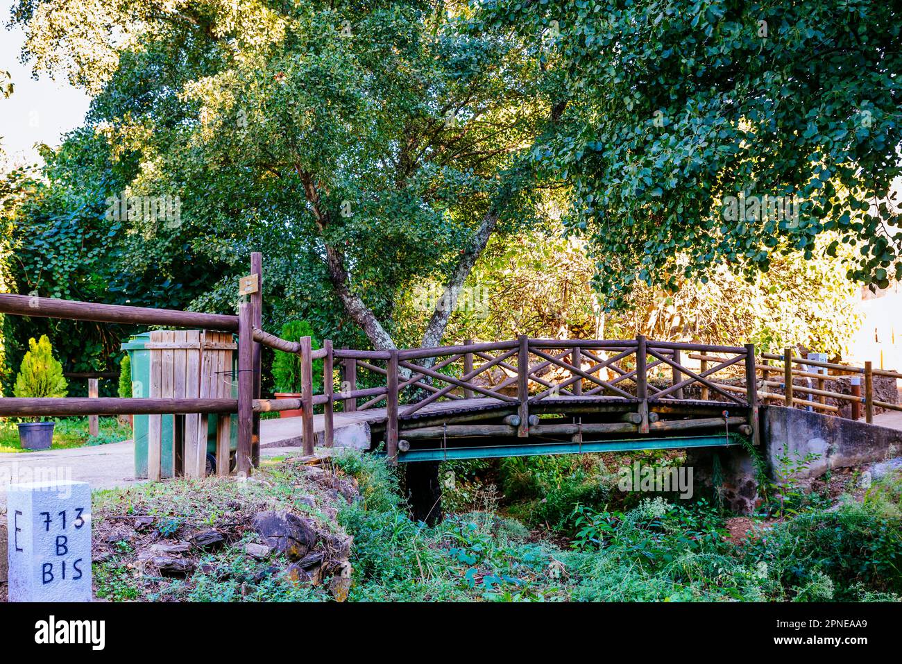 Côté espagnol. Plus petit pont international au monde, au-dessus de la rivière Abralongo, à la ...