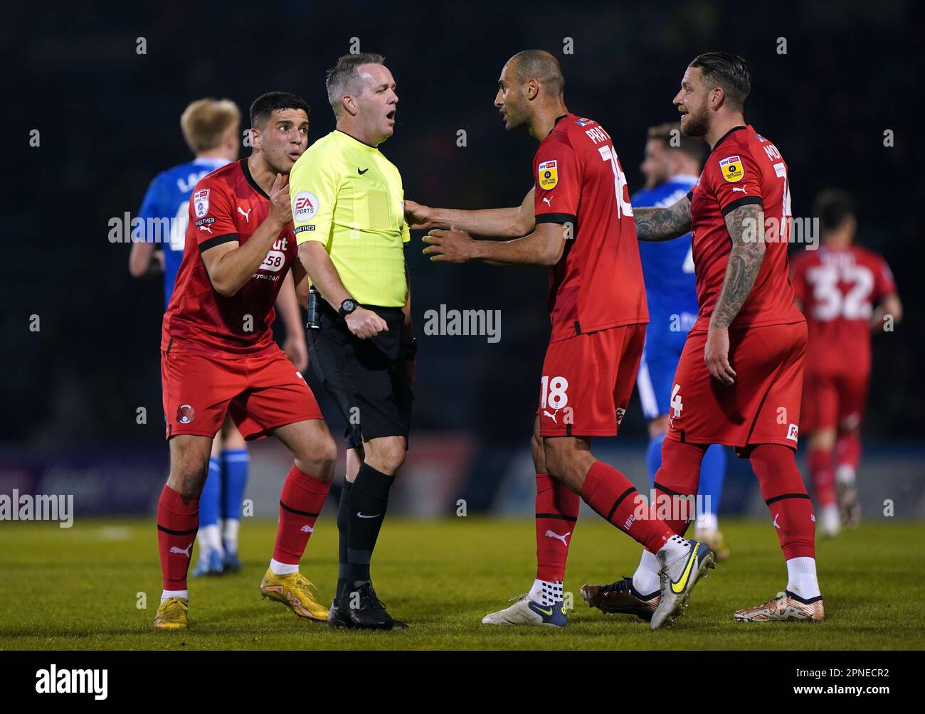 Darren Pratley, de Leyton Orient, appelle l'arbitre Carl Brook lors du ...