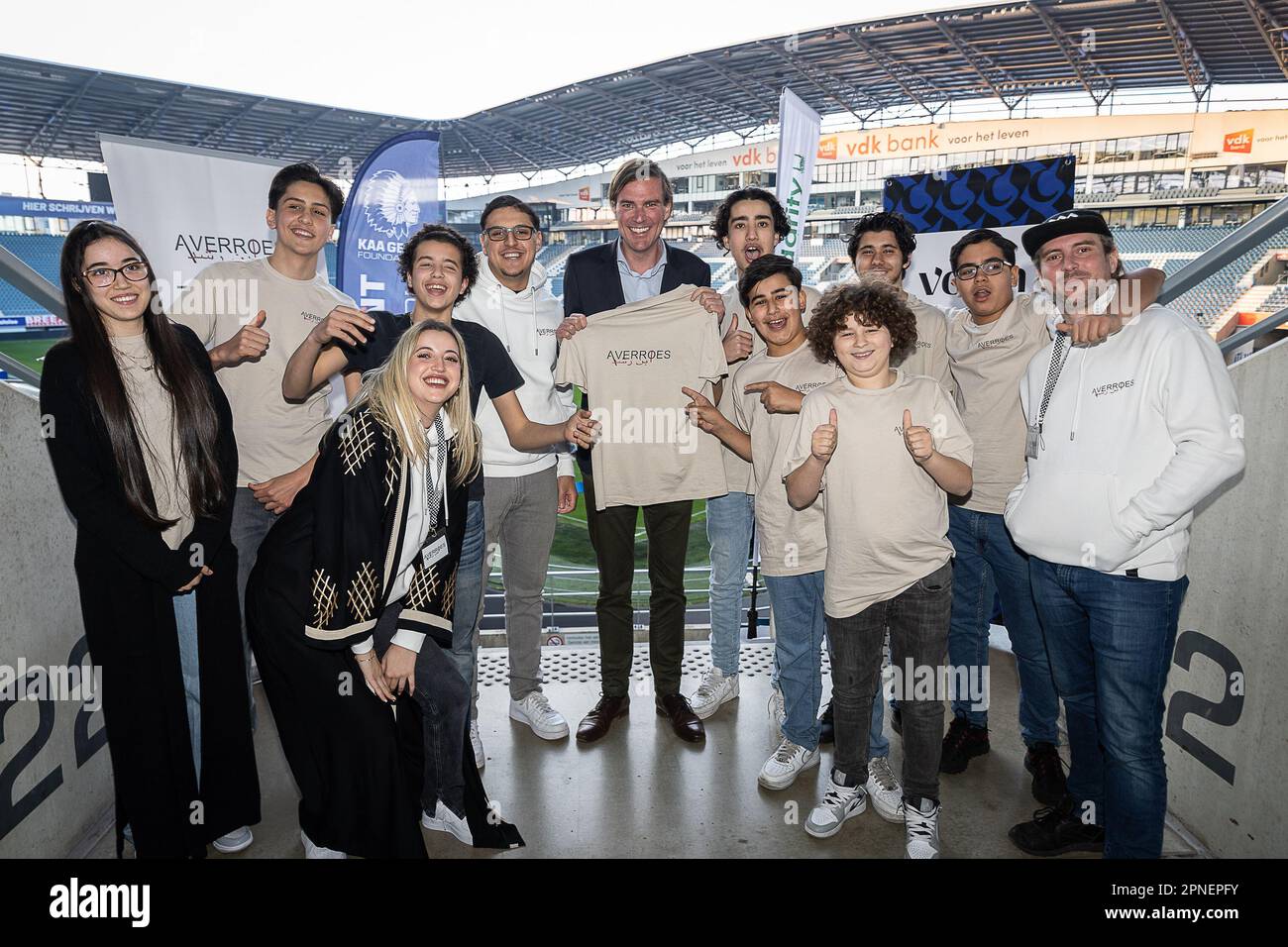 Gand, le 18 avril 2023. Gent Mayor Open VLD Mathias de Clercq (C) pose ...