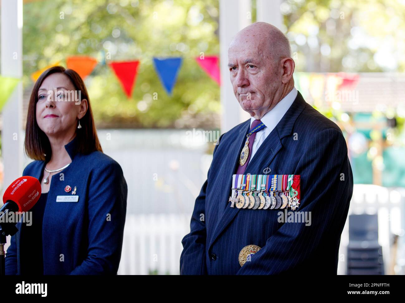 Janet Muir, directrice générale de RSL LifeCare, et Sir Peter Cosgrove ...