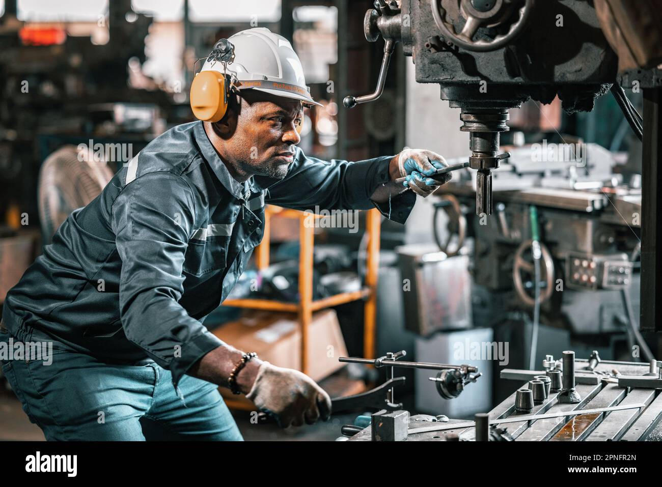 Les techniciens techniques utilisent divers outils et équipements ...