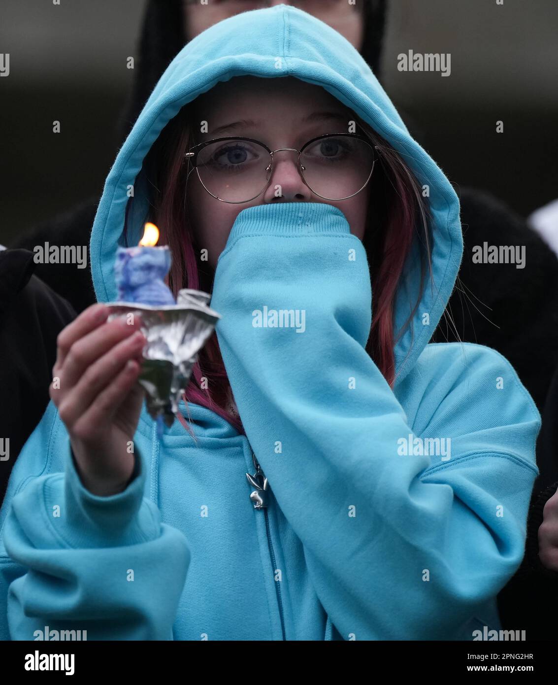 Surrey, Canada. 18th avril 2023. Une jeune femme tient une bougie lors ...