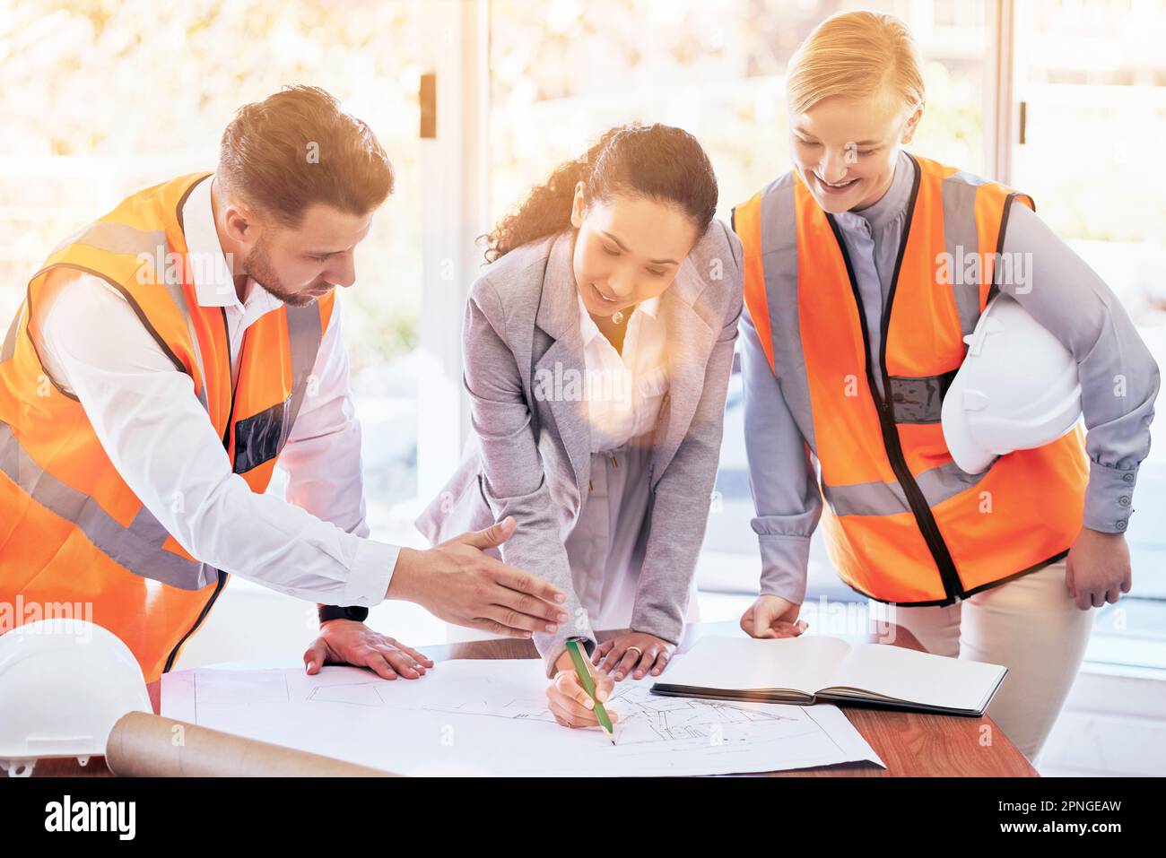 Architecture, planification et plan avec des employés en bureau pour la ...