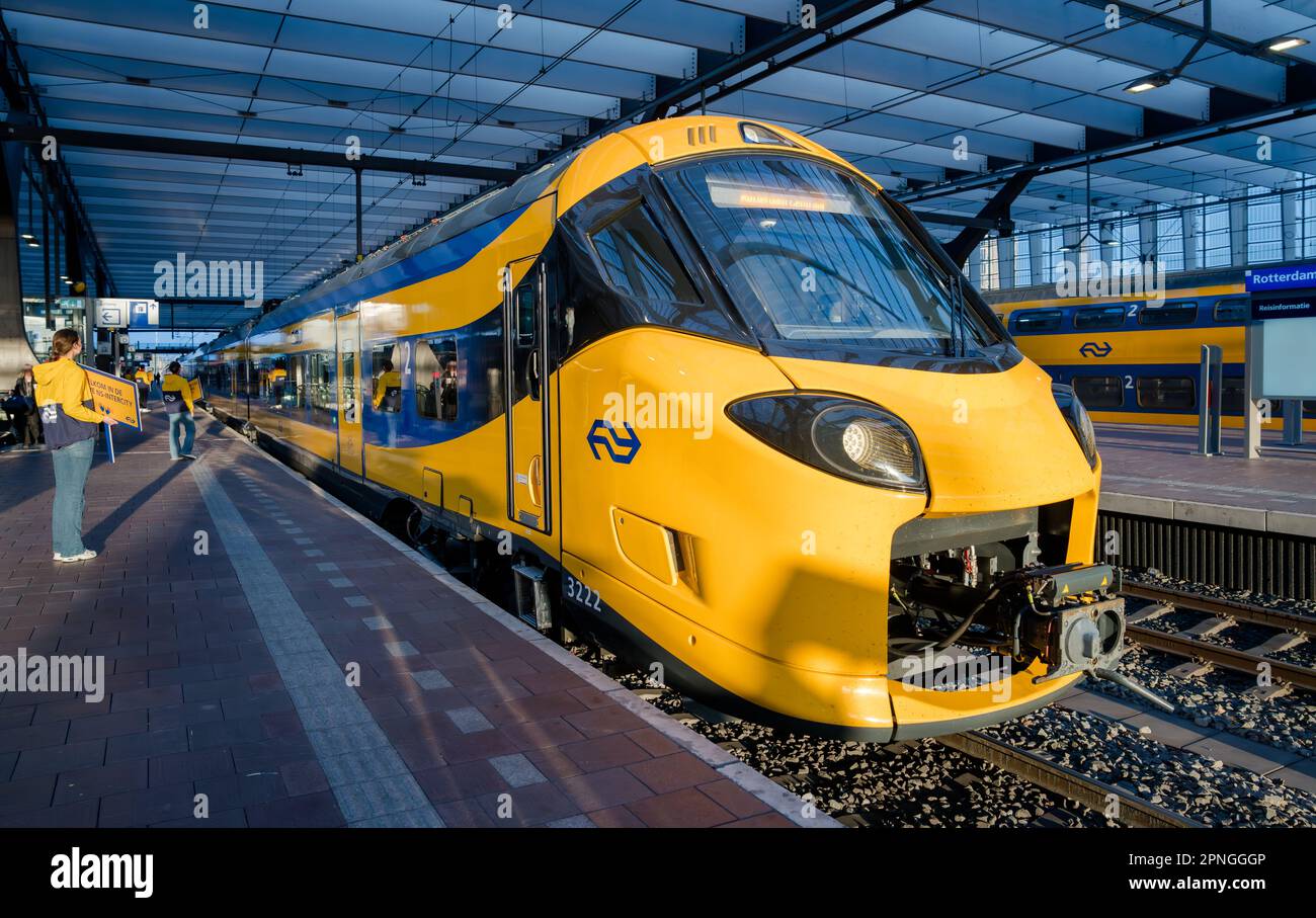 ROTTERDAM - l'Intercity New Generation (ICNG) arrive d'Amsterdam ...