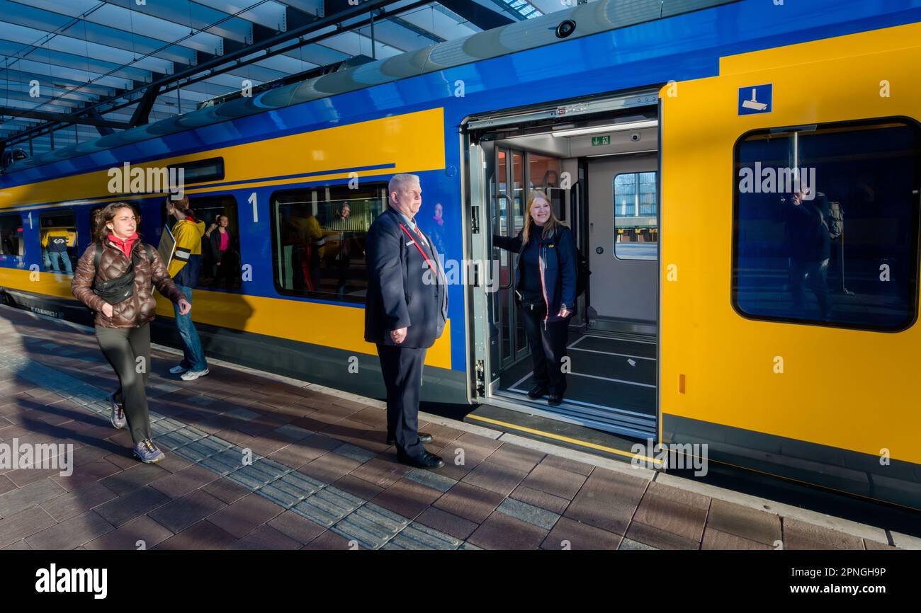 ROTTERDAM - l'Intercity New Generation (ICNG) à Rotterdam Central. Le ...