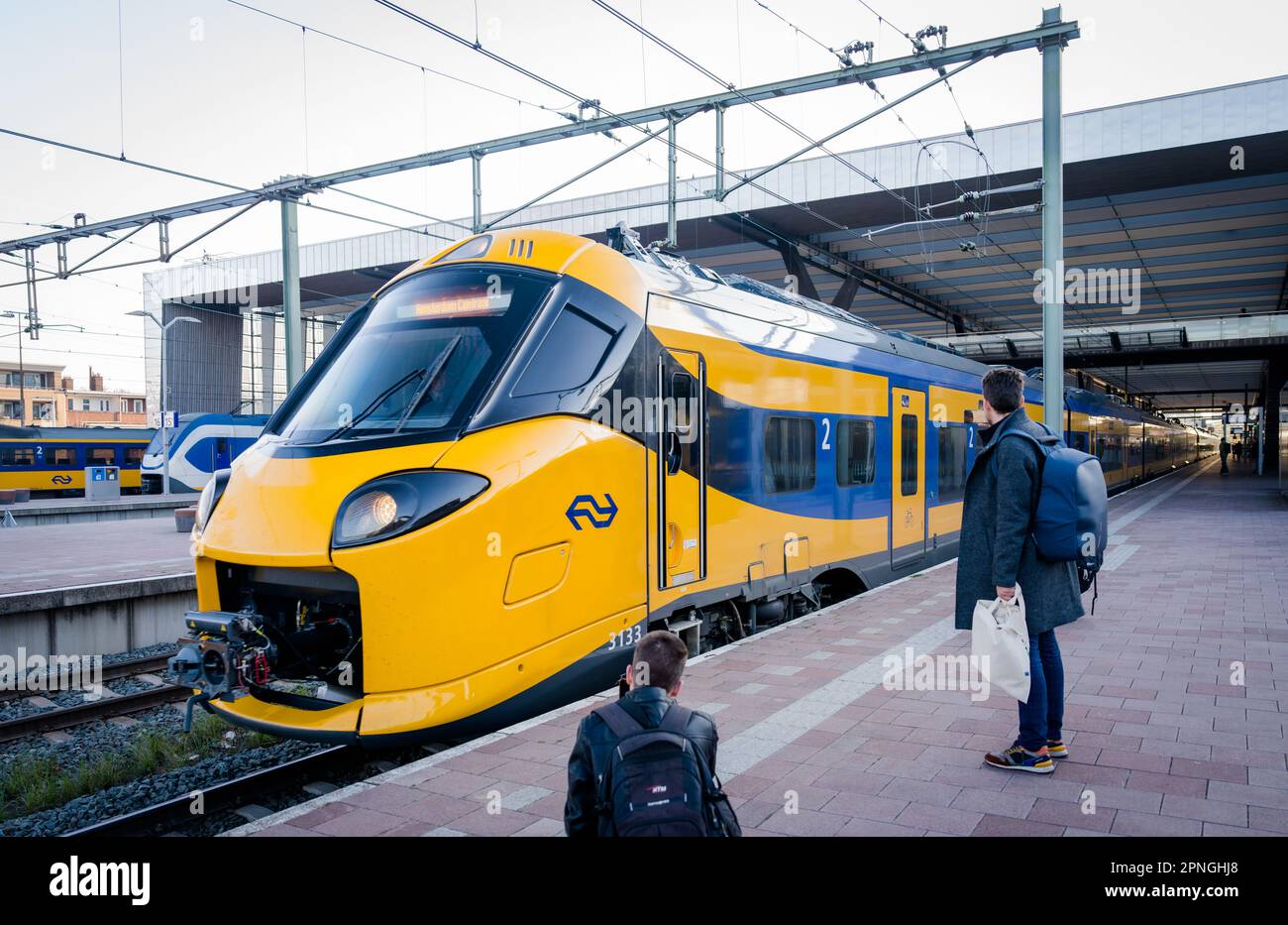 ROTTERDAM - l'Intercity New Generation (ICNG) part de Rotterdam Central ...