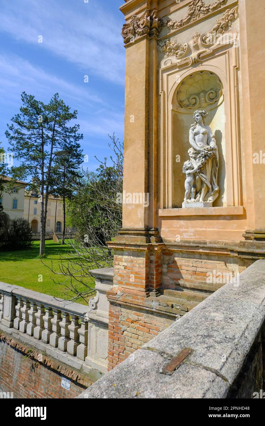 Détails de la façade, sculptures du Musée National de Giuseppe Verdi à ...