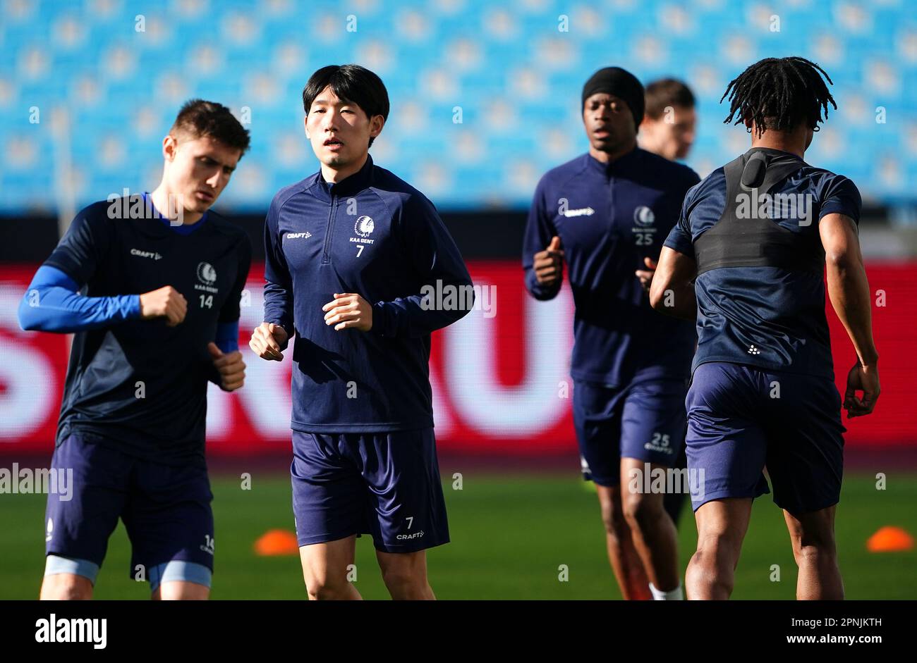 Hong Hyun-seok de KAA Gent (deuxième à gauche) et coéquipiers lors d ...