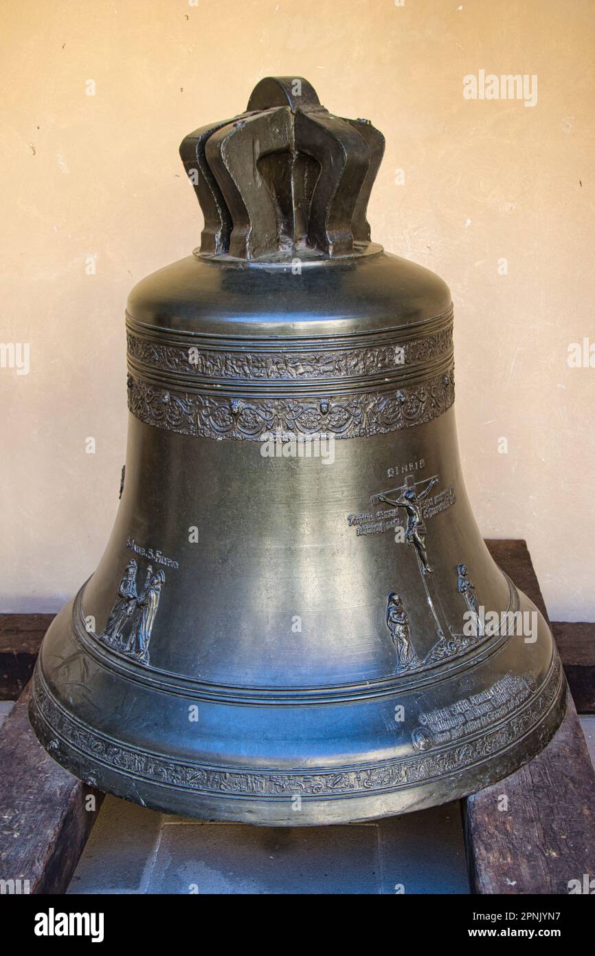 Cloche en bronze sur le sol dans le château de Roztoky. République ...