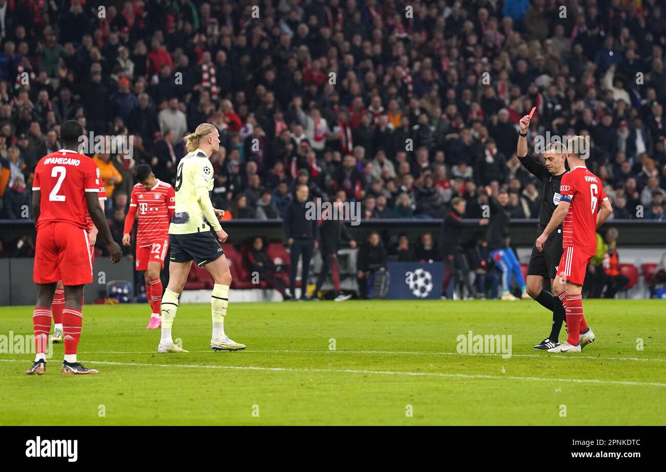 L'arbitre Clement Turpin (deuxième à droite) envoie le Dayot Upavecano (à droite) du Bayern ...