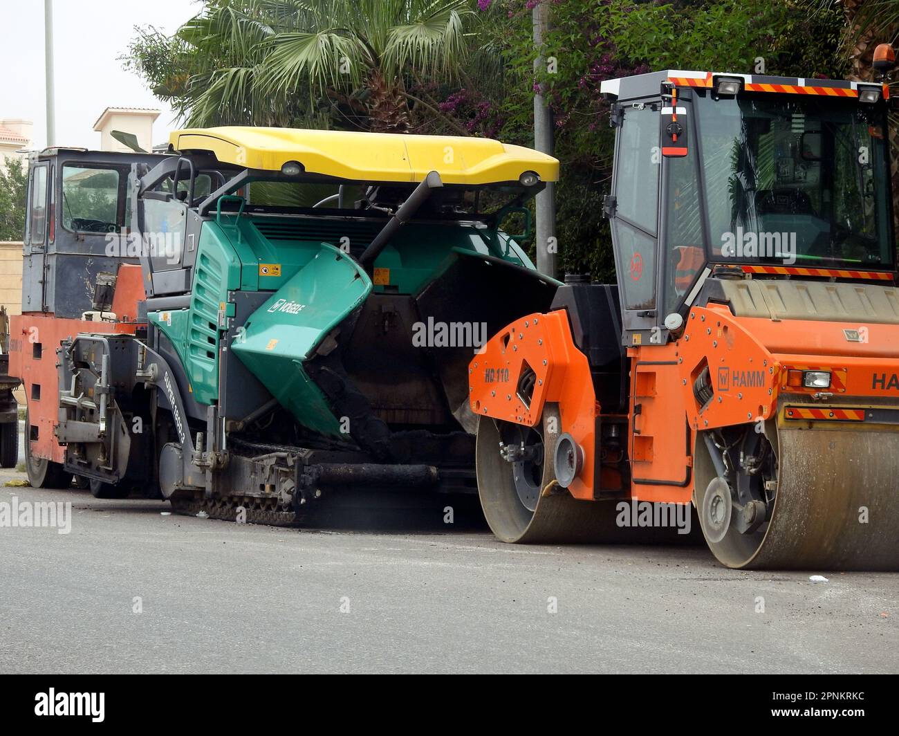 Le Caire, l'Egypte, le 8 avril 2023: Les camions et les compacteurs de ...