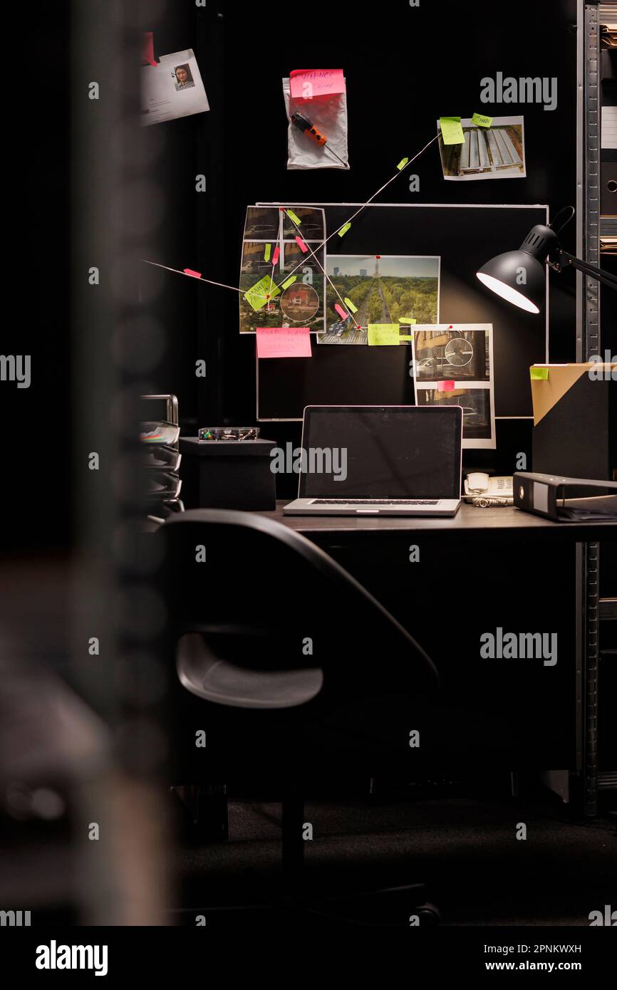 Tableau de détection avec indices accrochés au bureau dans la sombre ...
