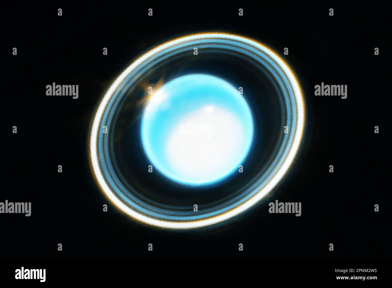 La planète Neptune, sur un fond sombre avec des anneaux. Éléments de ...