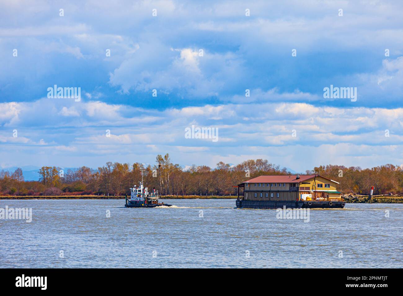 Remorquez une barge de logements sur le bras sud du fleuve Fraser, à ...