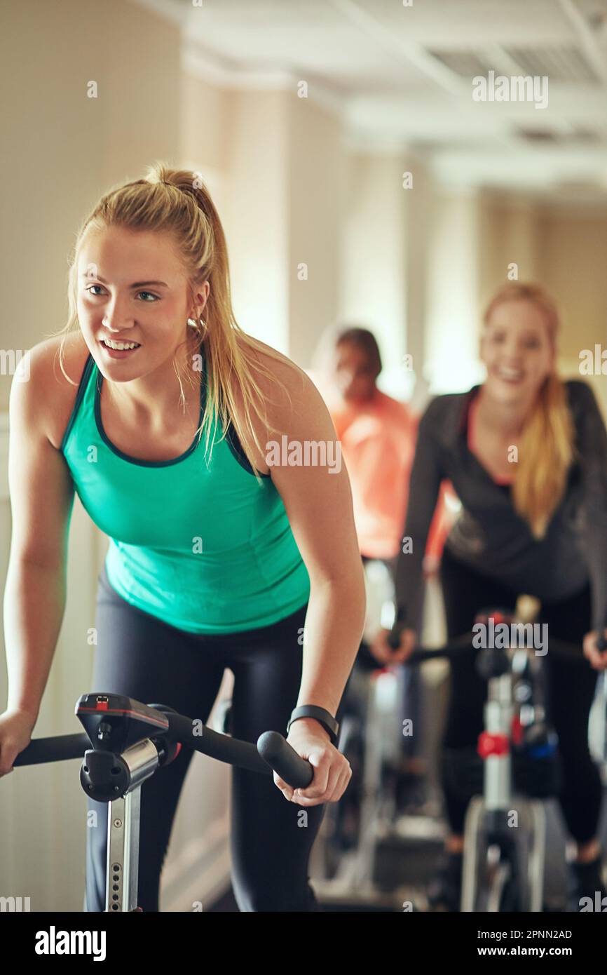 Son secret pour rester en forme tournant. une jeune femme s'entraîner ...