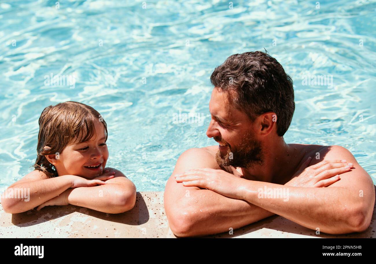 Le Père Et Son Fils Se Détendent Dans La Piscine Complexe Avec Piscine