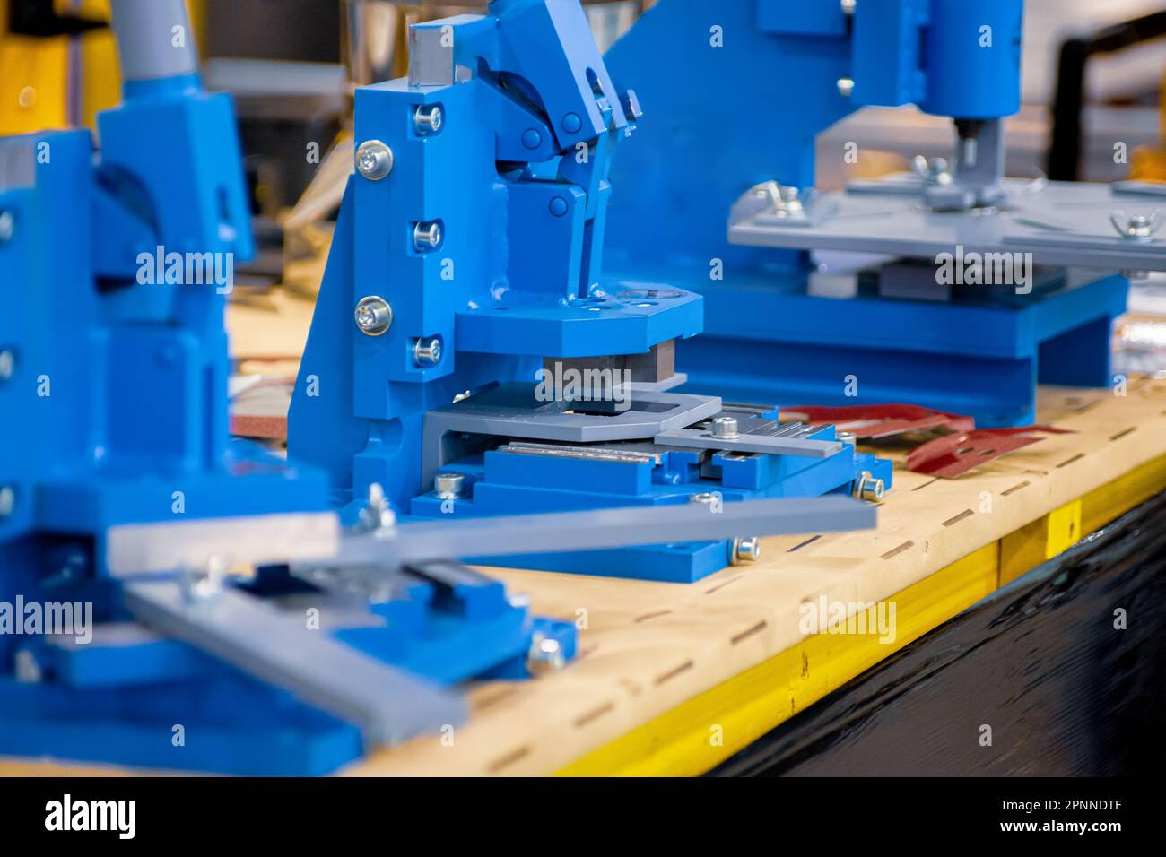 Presses à poinçonner - mécanismes spéciaux pour poinçonner des coins ou ...