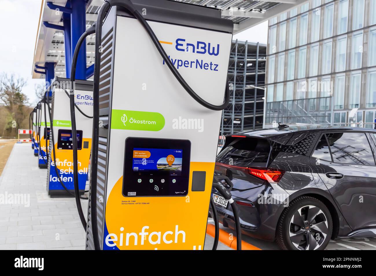 Parc de chargement rapide dans la ville d'EnBW, station de charge ...