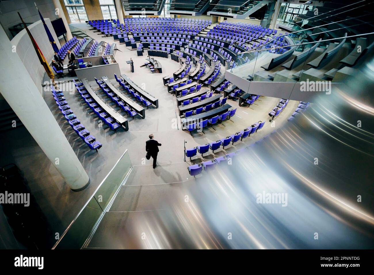Berlin, Allemagne. 20th avril 2023. Un député entre dans le plénum vide ...
