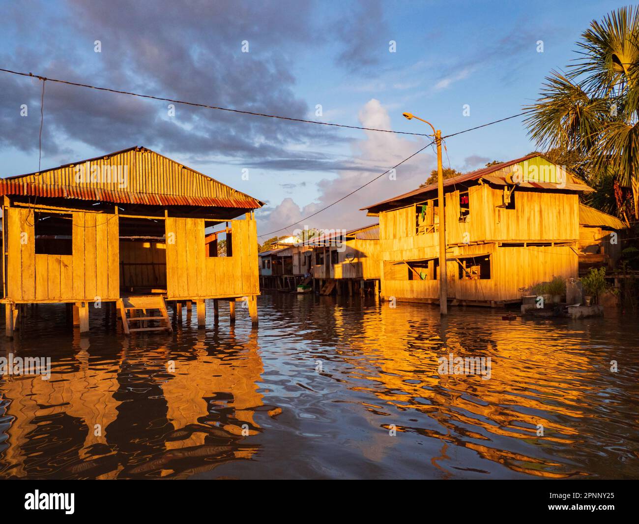 Village de Liberdad, Pérou - Apr, 2022: Chalets en bois typiques sur les pilotis dans le petit ...