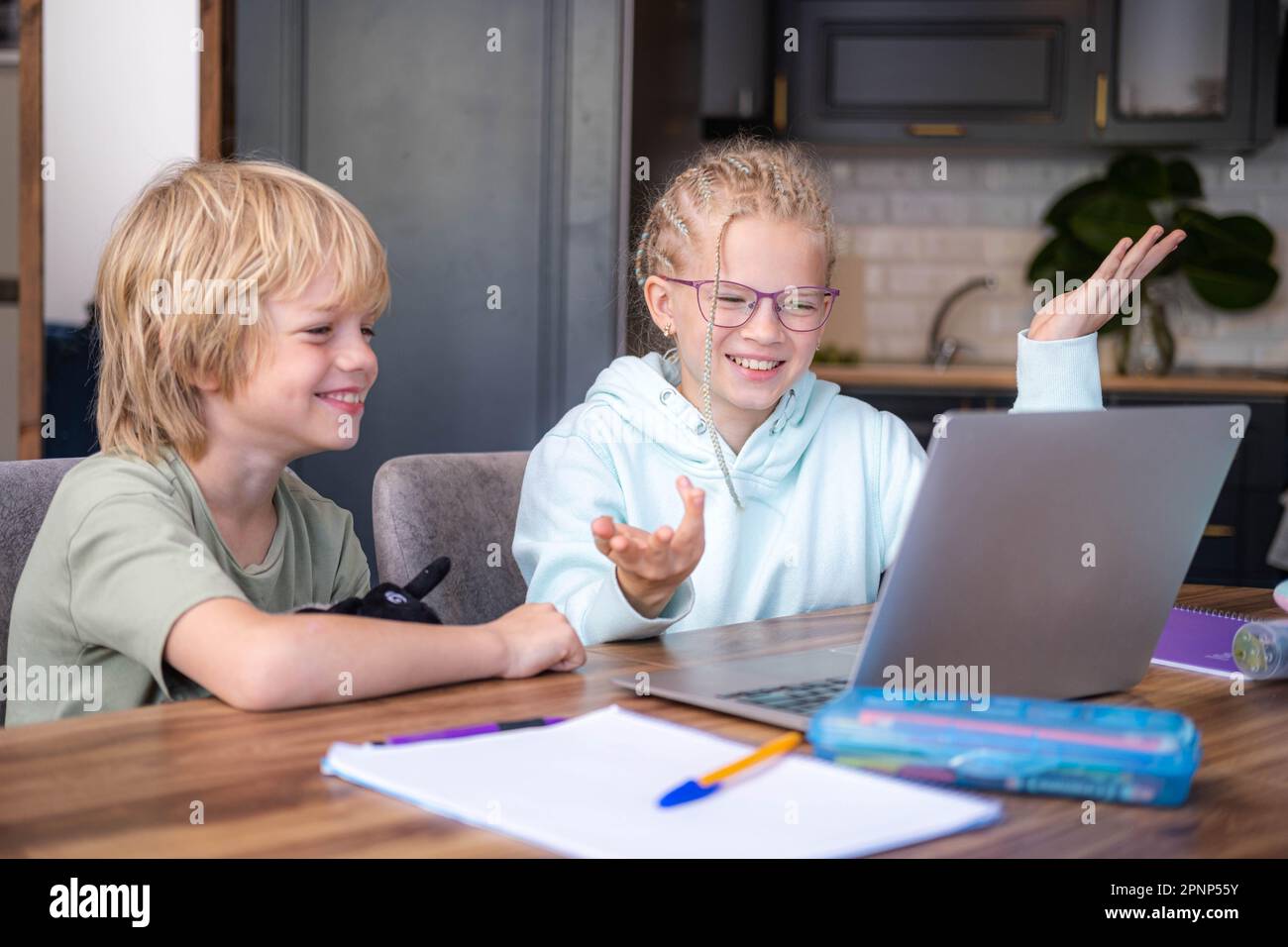 Cours scolaire en ligne, frères et sœurs élèves garçon et fille ...