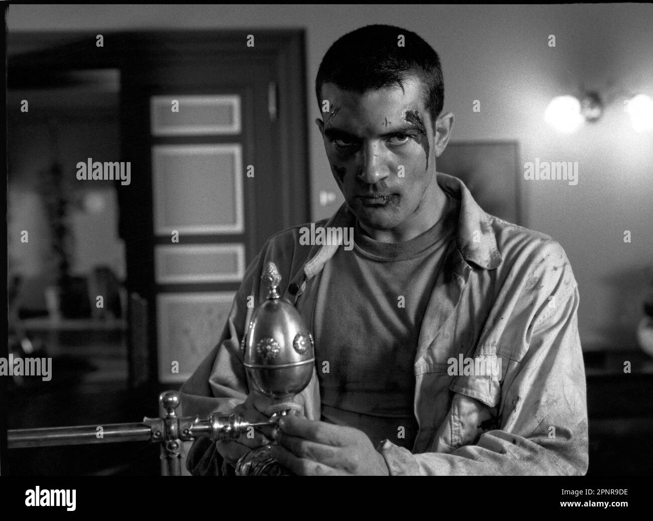 Almodovar antonio banderas attache moi Banque de photographies et d ...