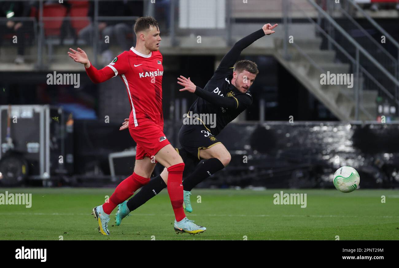 Alkmaar, pays-Bas. 20th avril 2023. Sam Beukema d'AZ et Anders Dreyer d ...