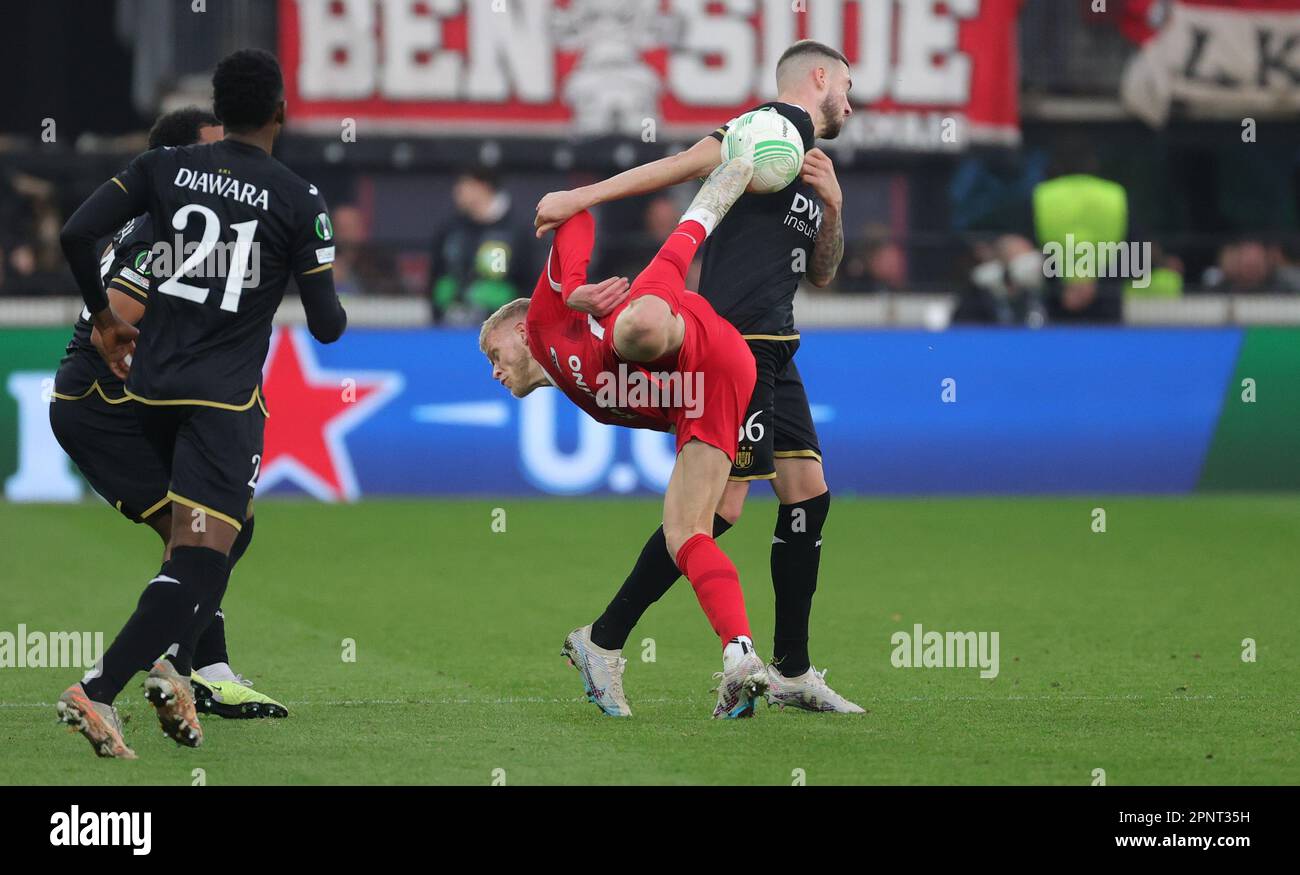 Alkmaar, pays-Bas. 20th avril 2023. Jens Odgaard d'AZ et Zeno Debast d ...