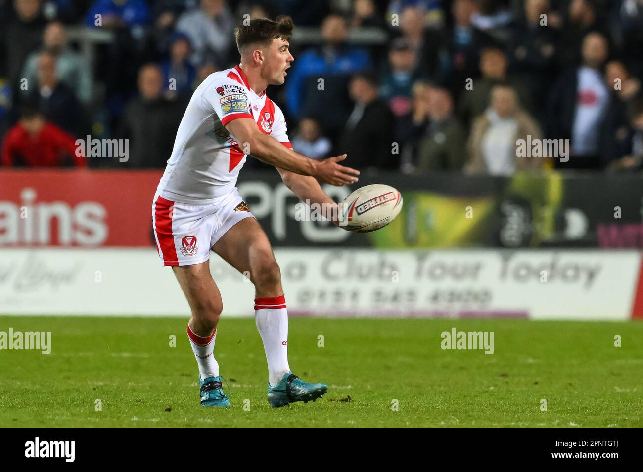 Lewis Dodd #7 de St Helens en actionpendant le match de la Super League ...