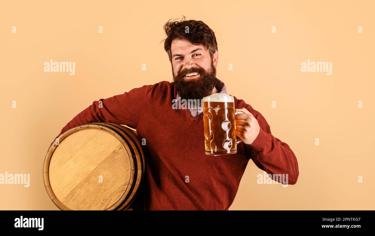 Brasseur à bière avec tasse de bière et fût en bois. Équipement de ...