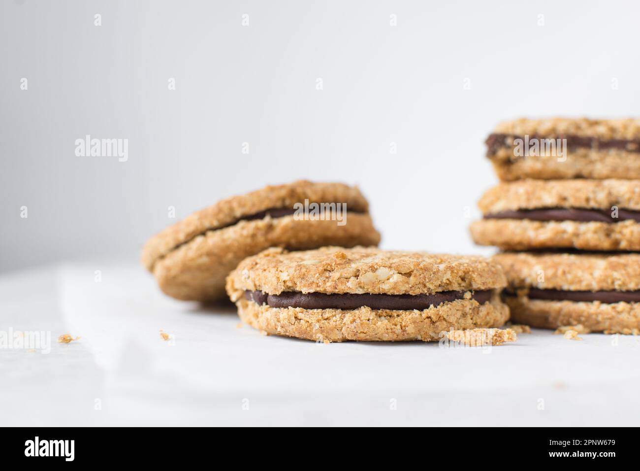 biscuits d'avoine avec garniture au chocolat, biscuits faits maison aux ...