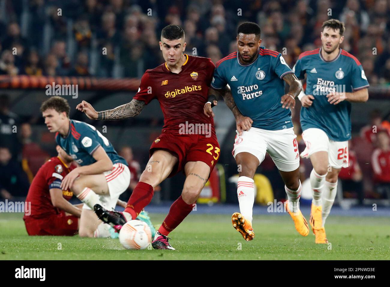 Rome, Italie. 20th avril 2023. Gianluca Mancini, à gauche, d'AS Roma ...