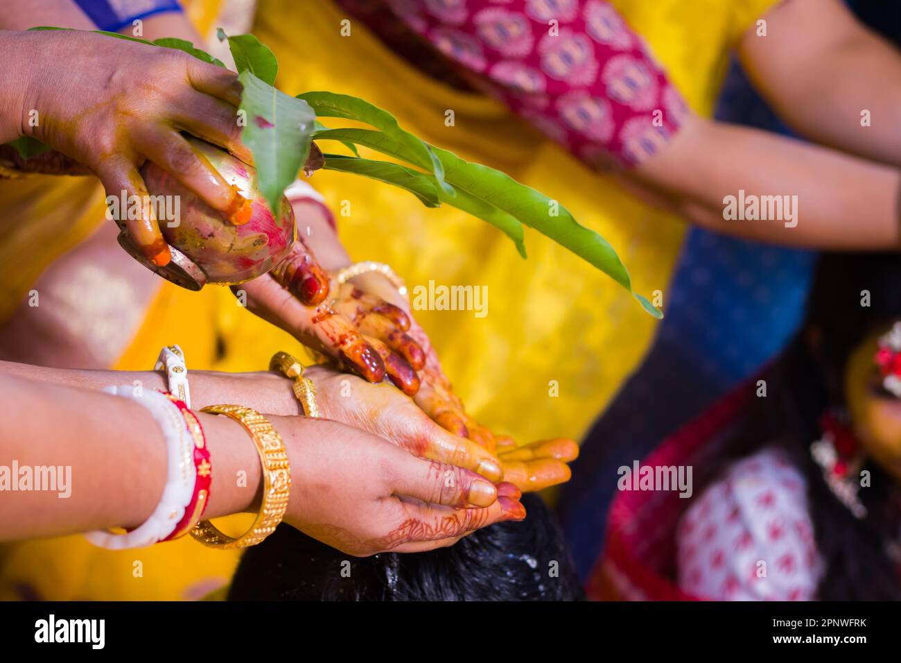 Mariage hindou rituels de Gaye holud où l'eau sainte de la rivière ...