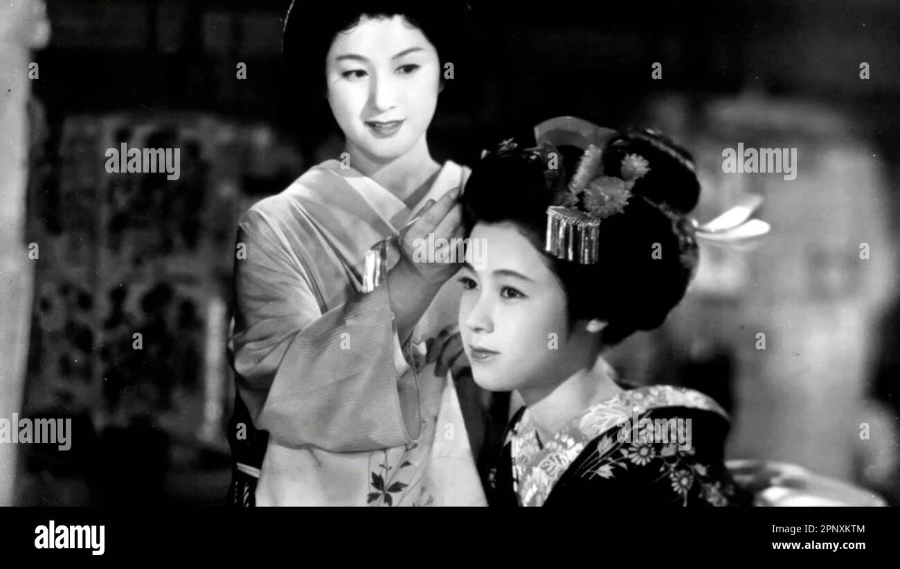 MICHIYO KOGURE et AYAKO WAKAO in A GEISHA (1953) -titre original: GION BAYASHI-, réalisé par ...
