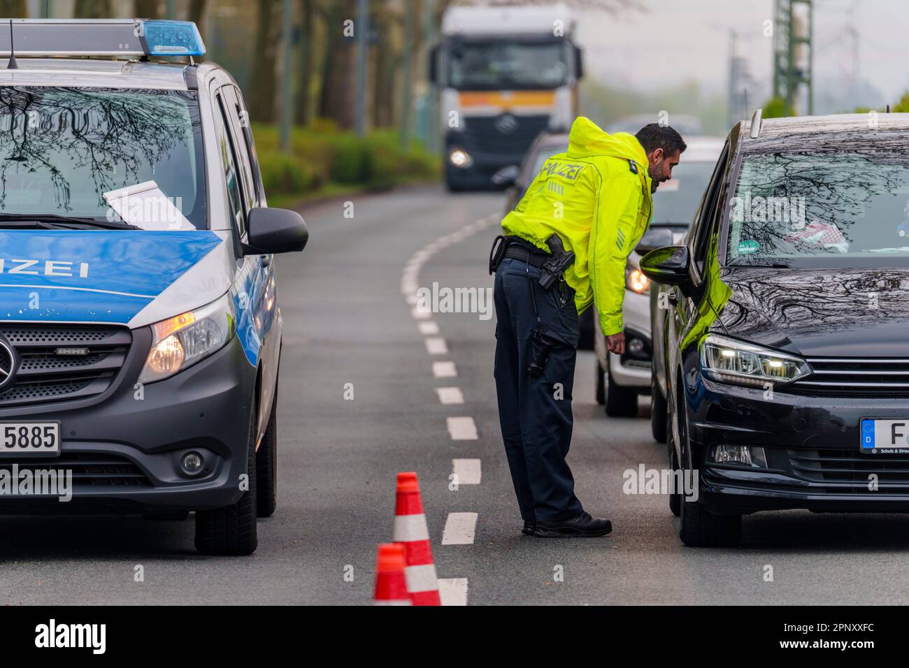 21 avril 2023, Hesse, Francfort-sur-le-main : un policier s'approche d ...