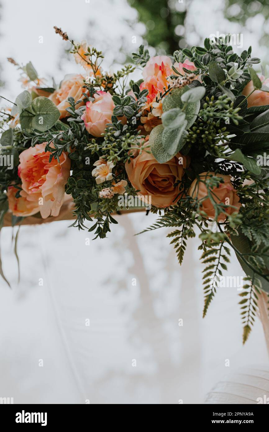 Détails de l'auvent fleuri de mariage coloré de Peach Photo Stock - Alamy
