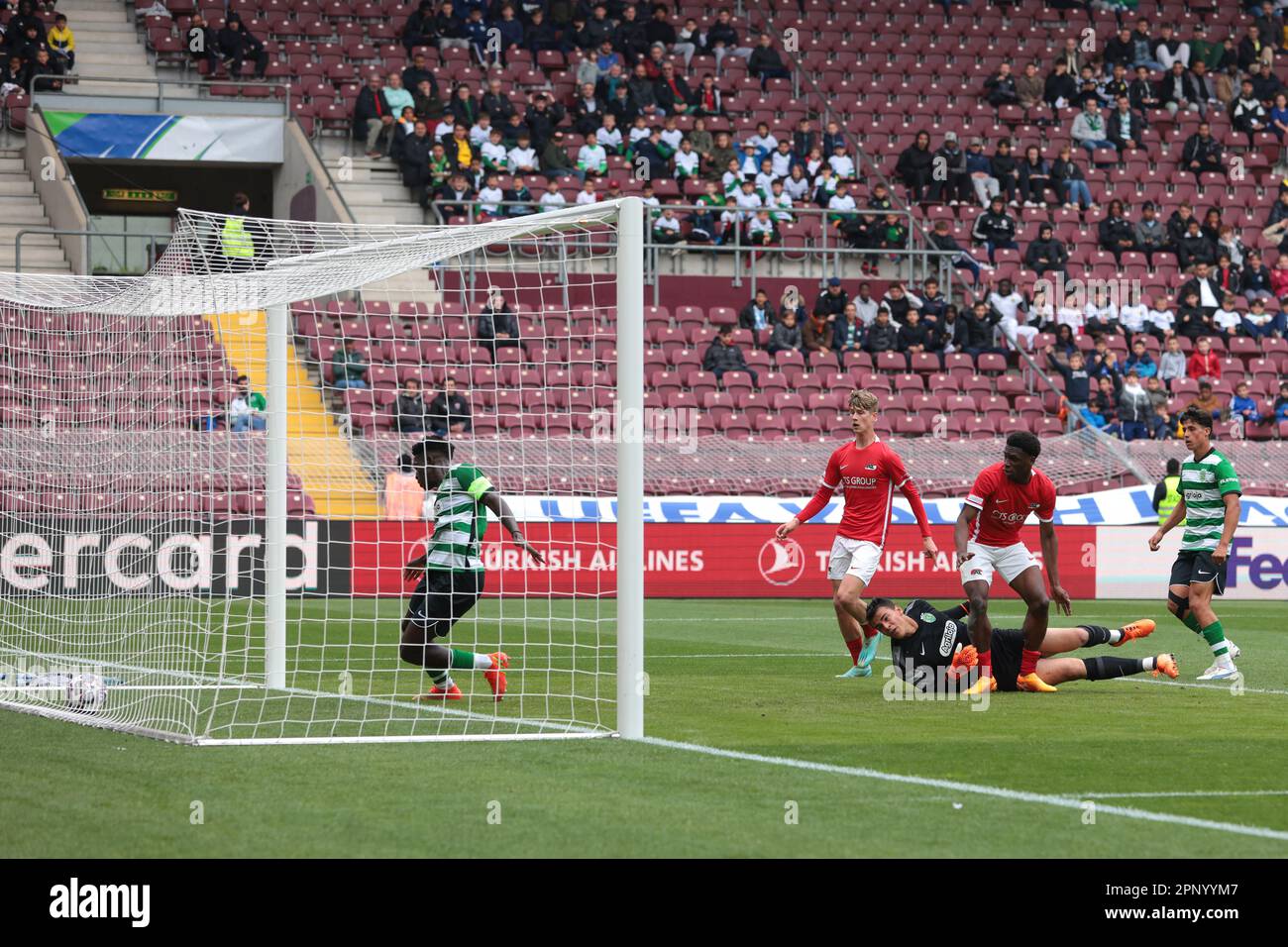 Genève, Suisse, 21st avril 2023. Ernest Poku, d'AZ Alkmaar, a obtenu un ...
