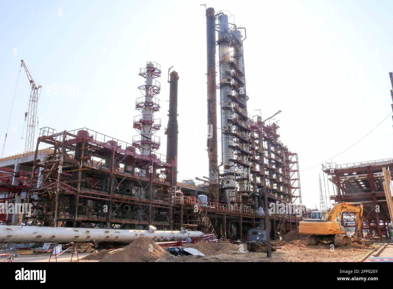 Chantier de construction d'une raffinerie de pétrole avec de grandes ...