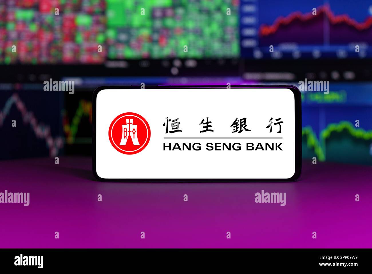 Accrocher le logo de la banque Banque de photographies et d’images à ...