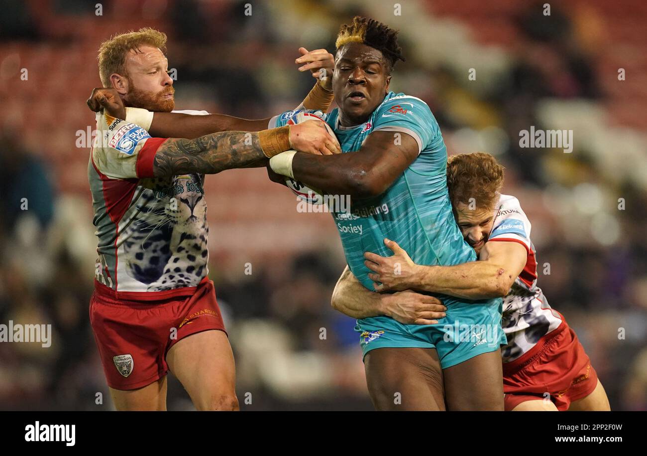 Justin Sangare de Leeds Rhinos est attaqué par Oliver Holmes (à gauche ...