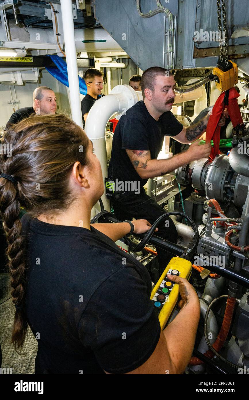 Le personnel technique de la Marine royale du Canada à bord du NCSM ...