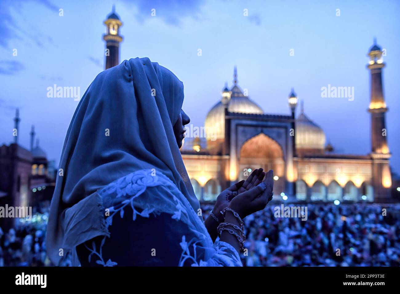 Une femme musulmane offre des prières pendant l'heure d'Iftar pendant ...