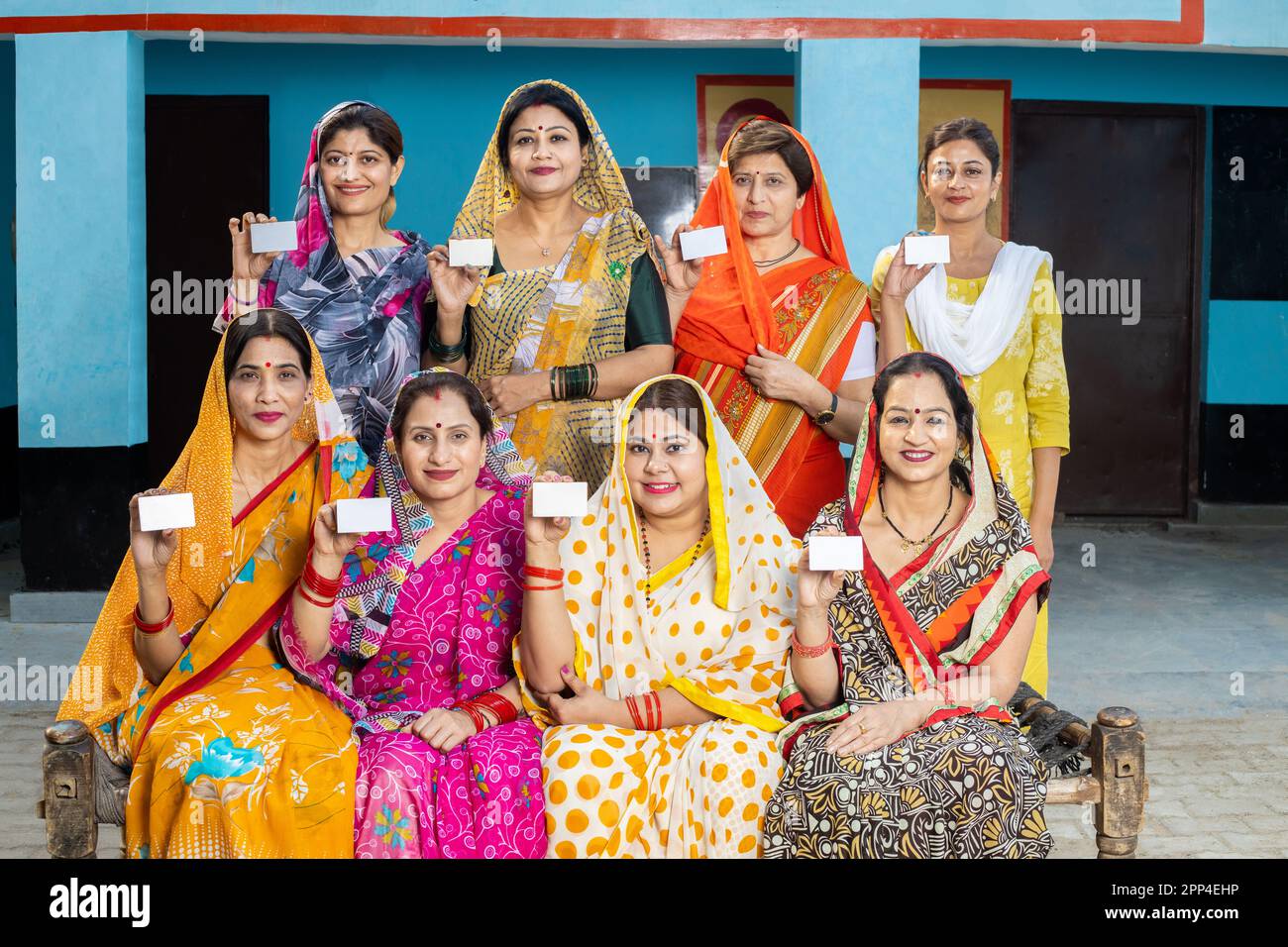 Groupe de femmes indiennes traditionnelles heureuses portant sari assis ...