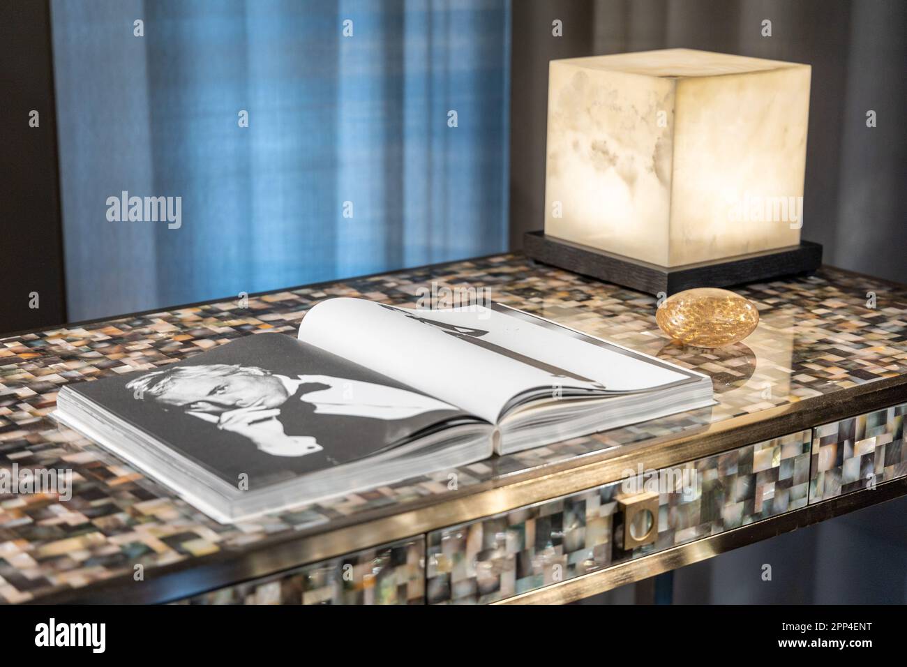 Giorgio armani home collection Banque de photographies et d’images à ...