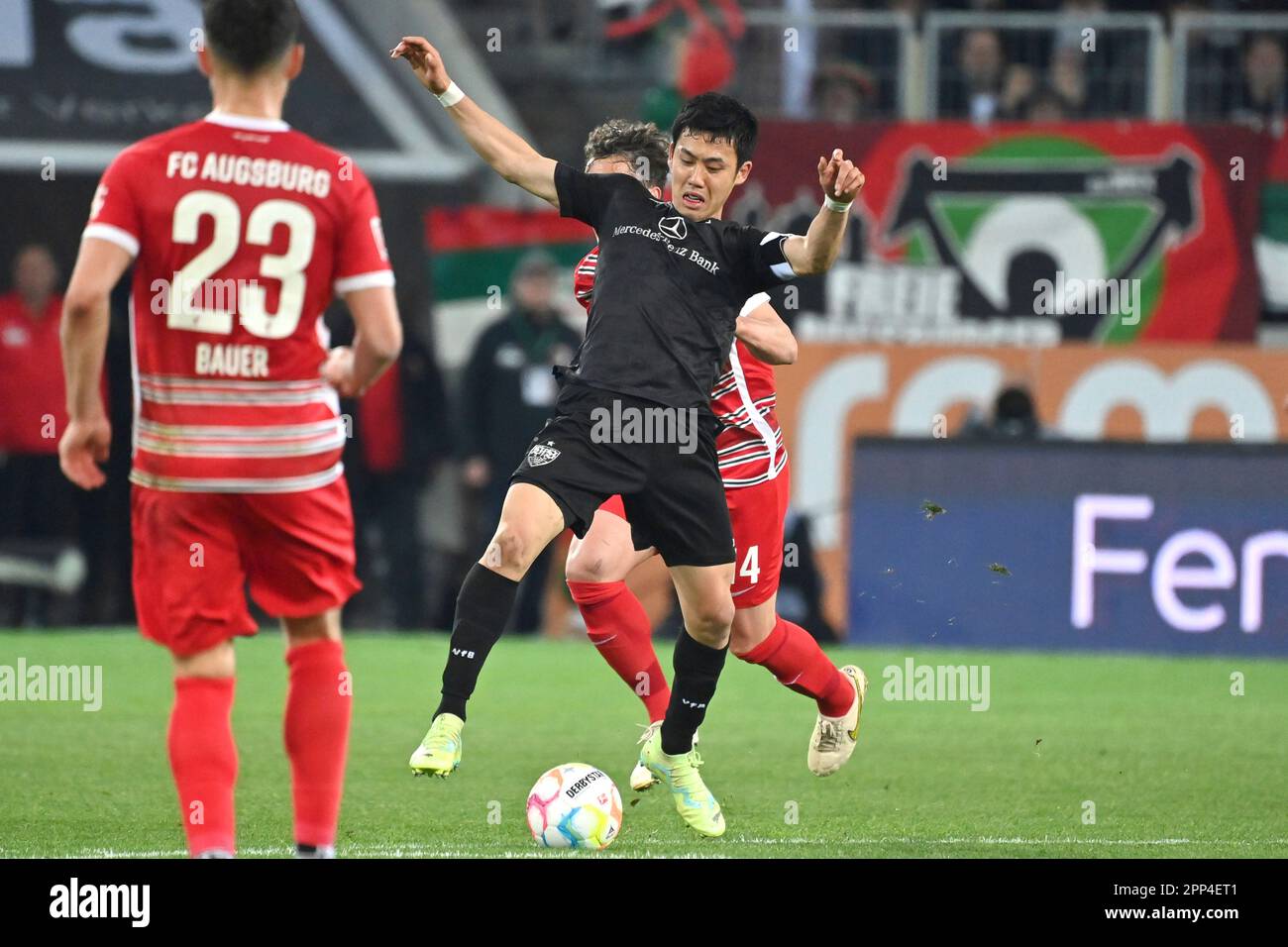Wataru ENDO (VFB Stuttgart), action, duels contre Julian BAUMGARTLINGER ...