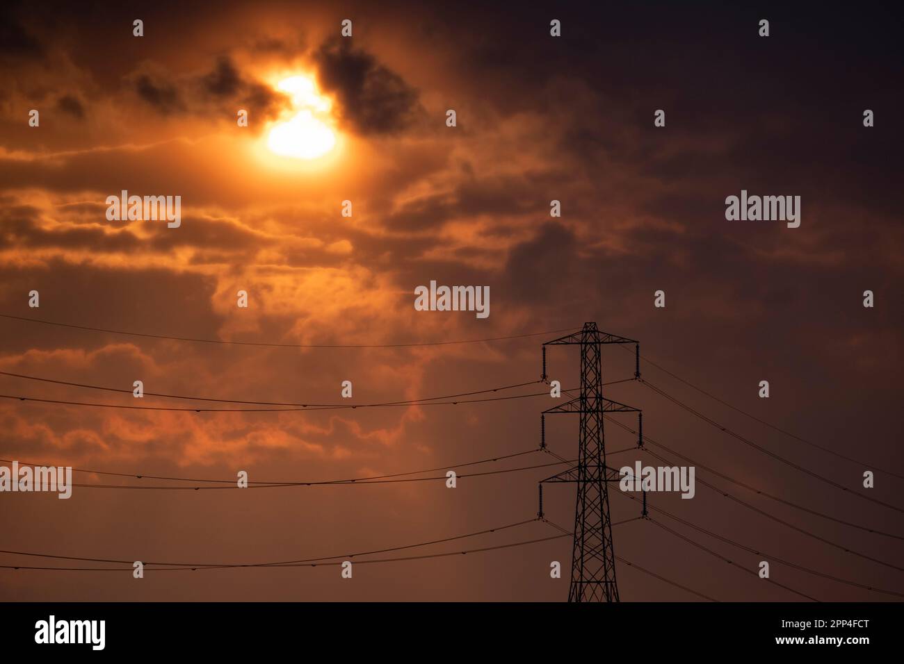 Ciel et coucher de soleil spectaculaires sur la campagne du ...